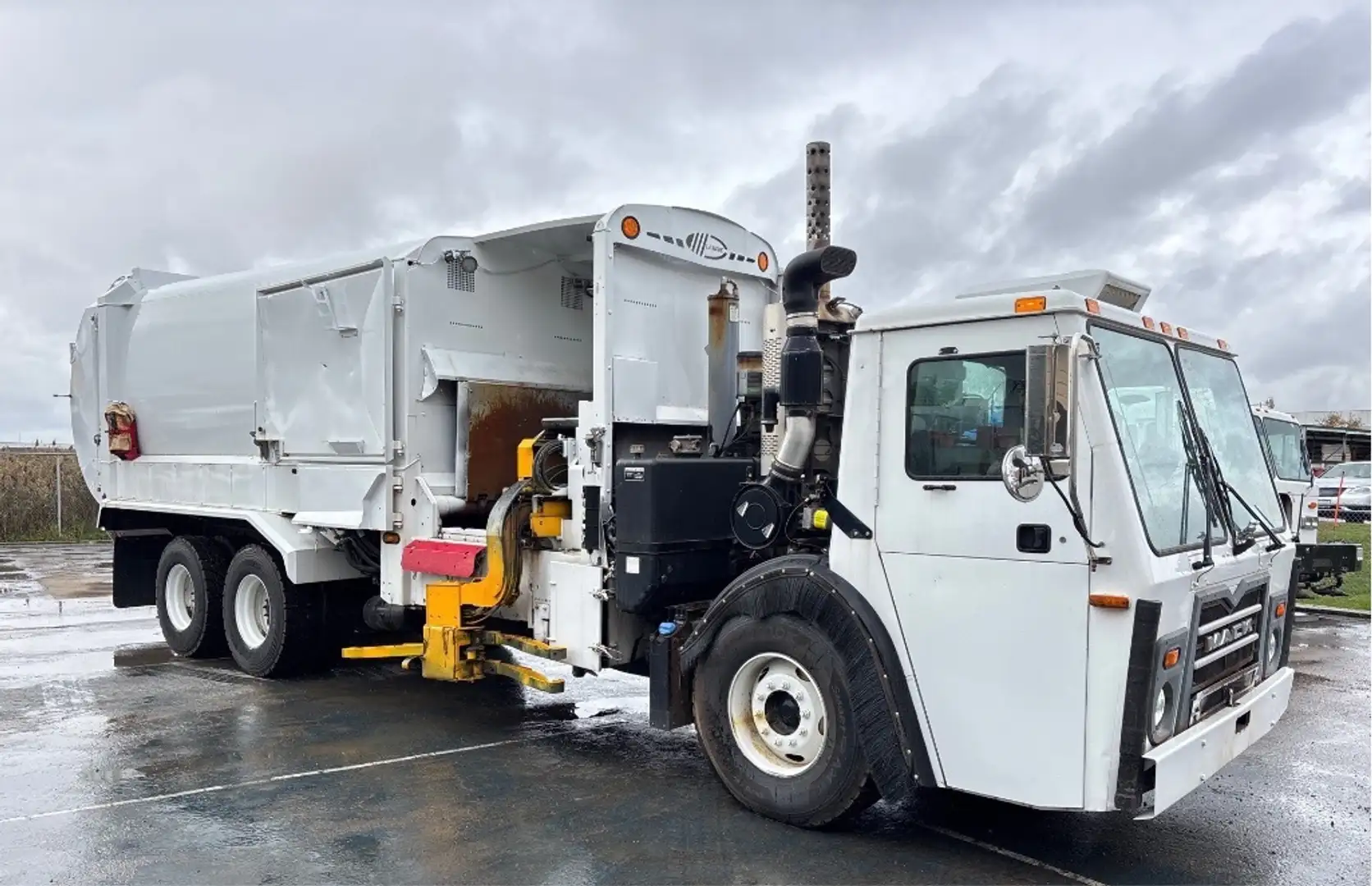 2015 Mack LEU613 Side Loader Waste Trucks | $ 49,900 | 30,000 km ...