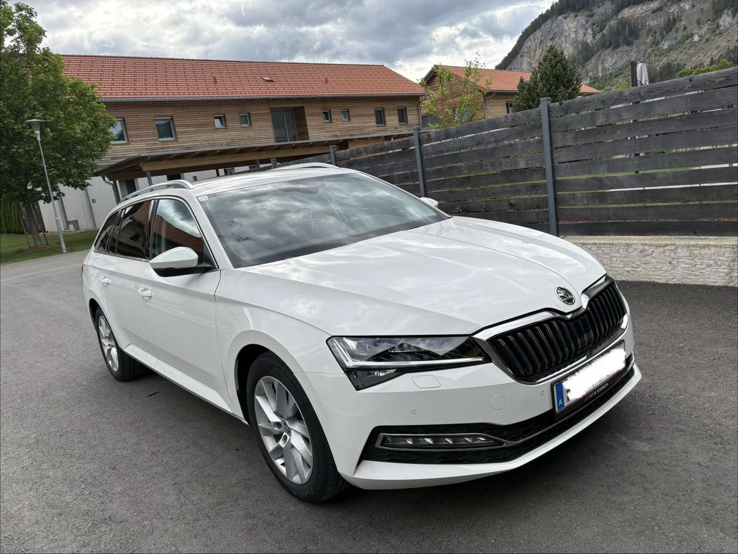 Skoda Superb Kombi in Weiß gebraucht in Teufenbach für € 22 990