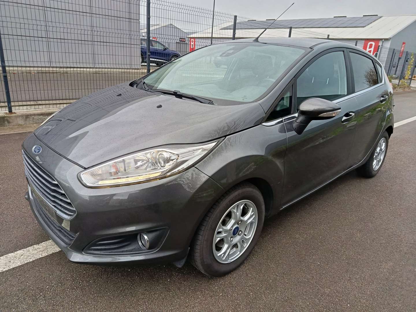 Ford Fiesta Berline en Gris occasion à Alleur pour € 7 500