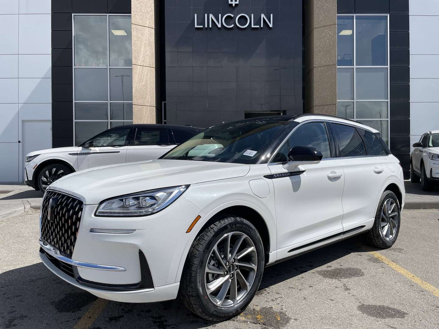 2025 Lincoln Corsair | $ 57,542 | 7,229 km | Gas/Electric Hybrid SUV ...