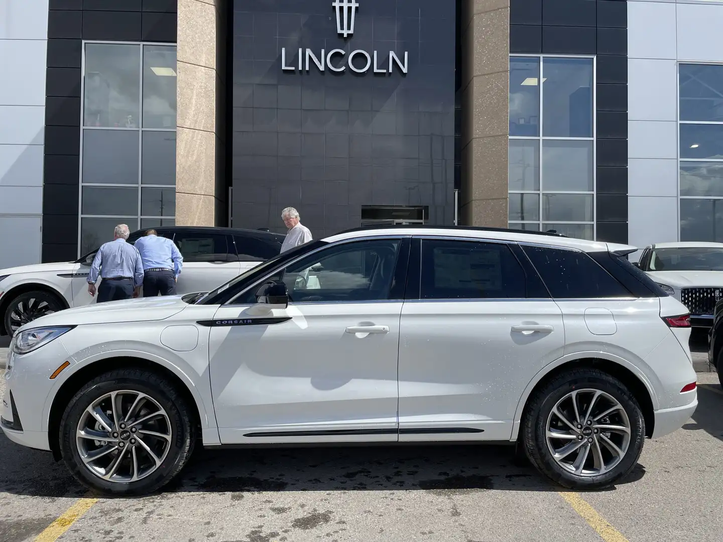2025 Lincoln Corsair | $ 57,542 | 7,229 km | Gas/Electric Hybrid SUV ...