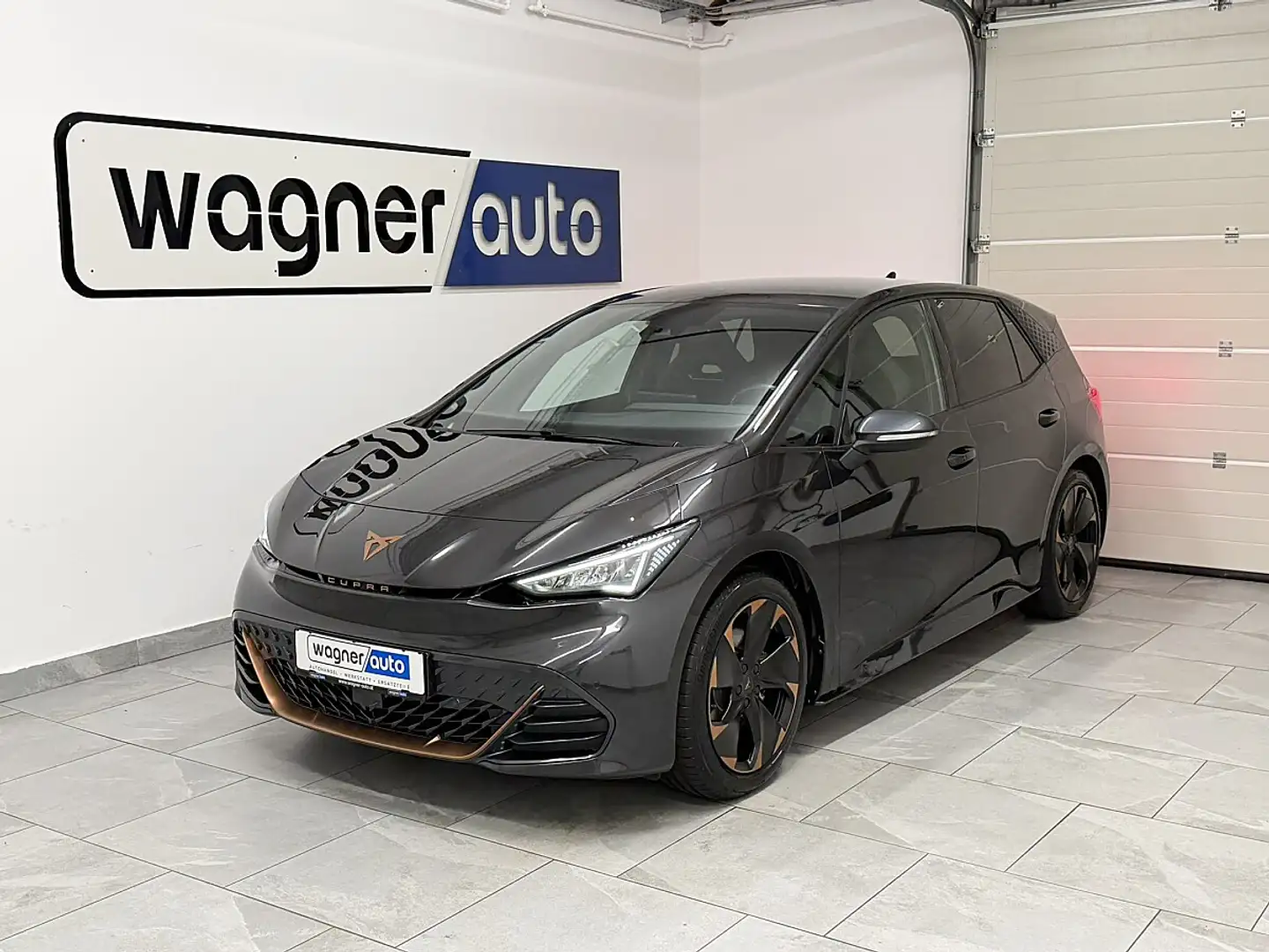 CUPRA Born Limousine in Grau gebraucht in Neuhofen an der Ybbs für € 20 900