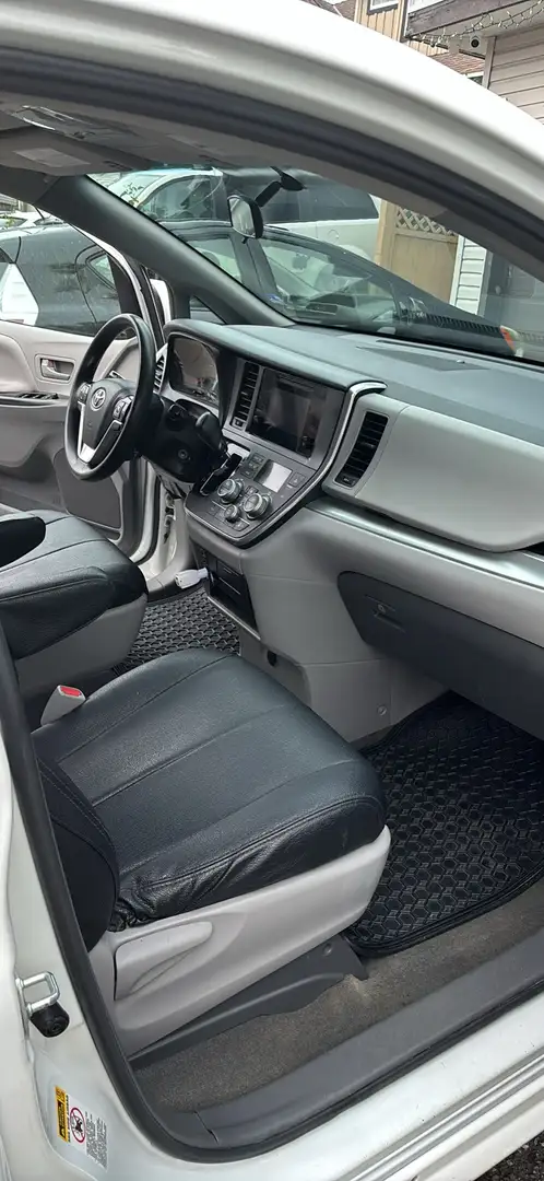 2017 Toyota Sienna | $ 25,299 | 127,000 km | Gasoline Minivan for sale ...