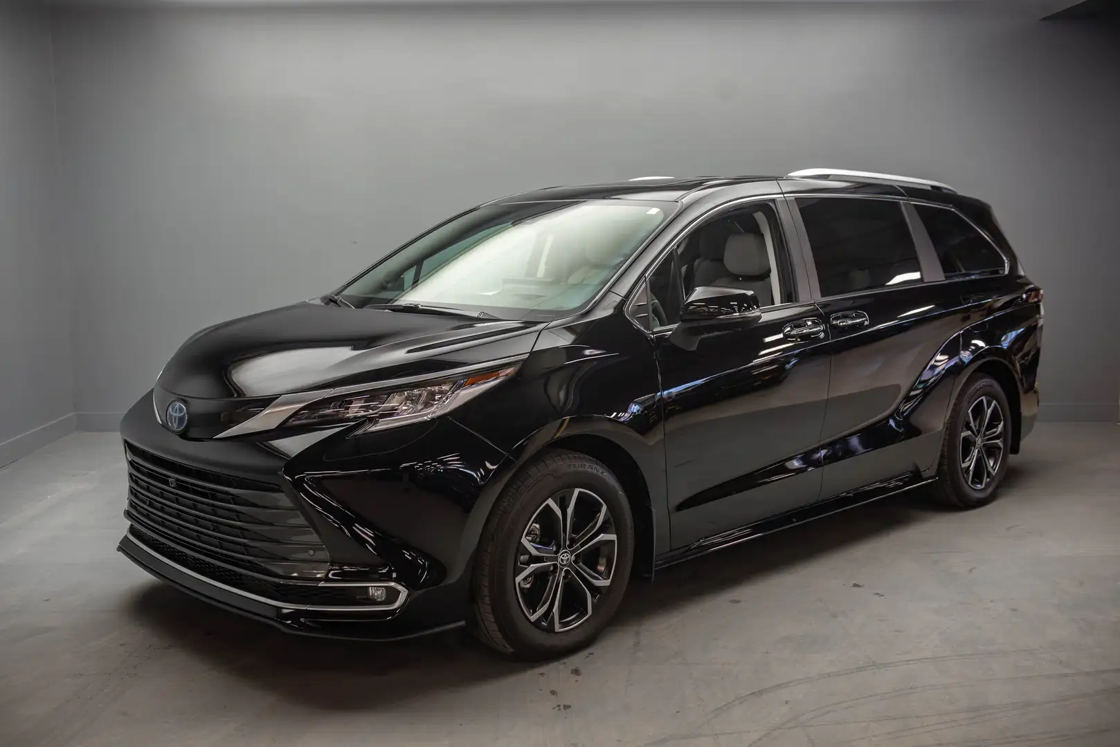 2025 Toyota Sienna | $ 72,900 | 10,600 km | Gas/Electric Hybrid Minivan ...