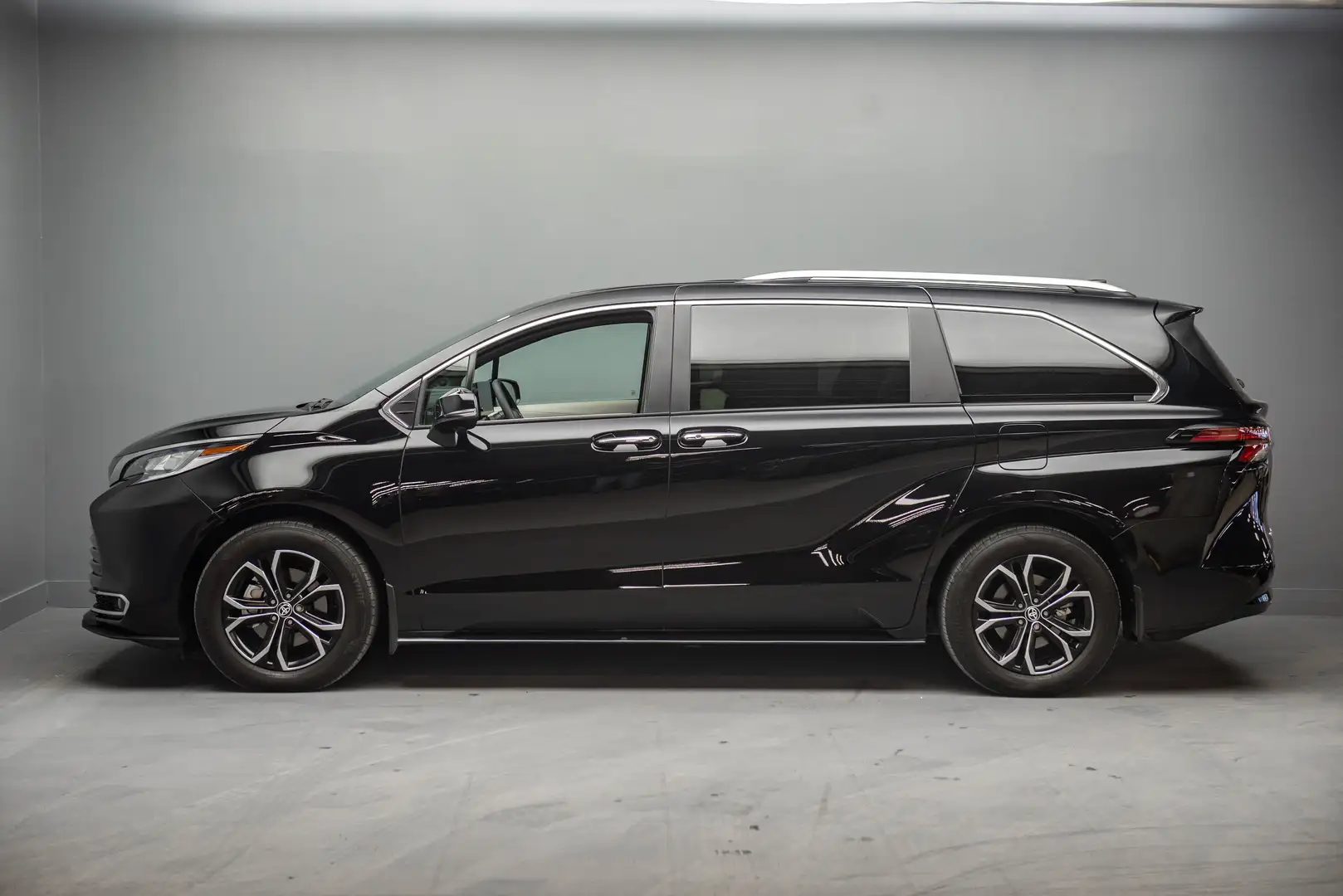 2025 Toyota Sienna | $ 72,900 | 10,600 km | Gas/Electric Hybrid Minivan ...