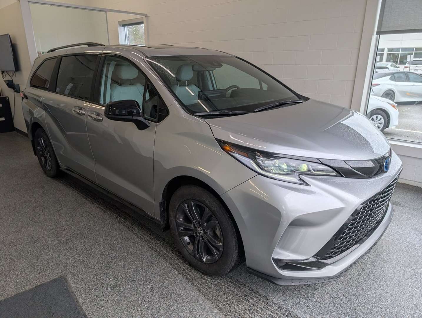 2025 Toyota Sienna | $ 60,995 | 32,832 km | Gas/Electric Hybrid Minivan ...