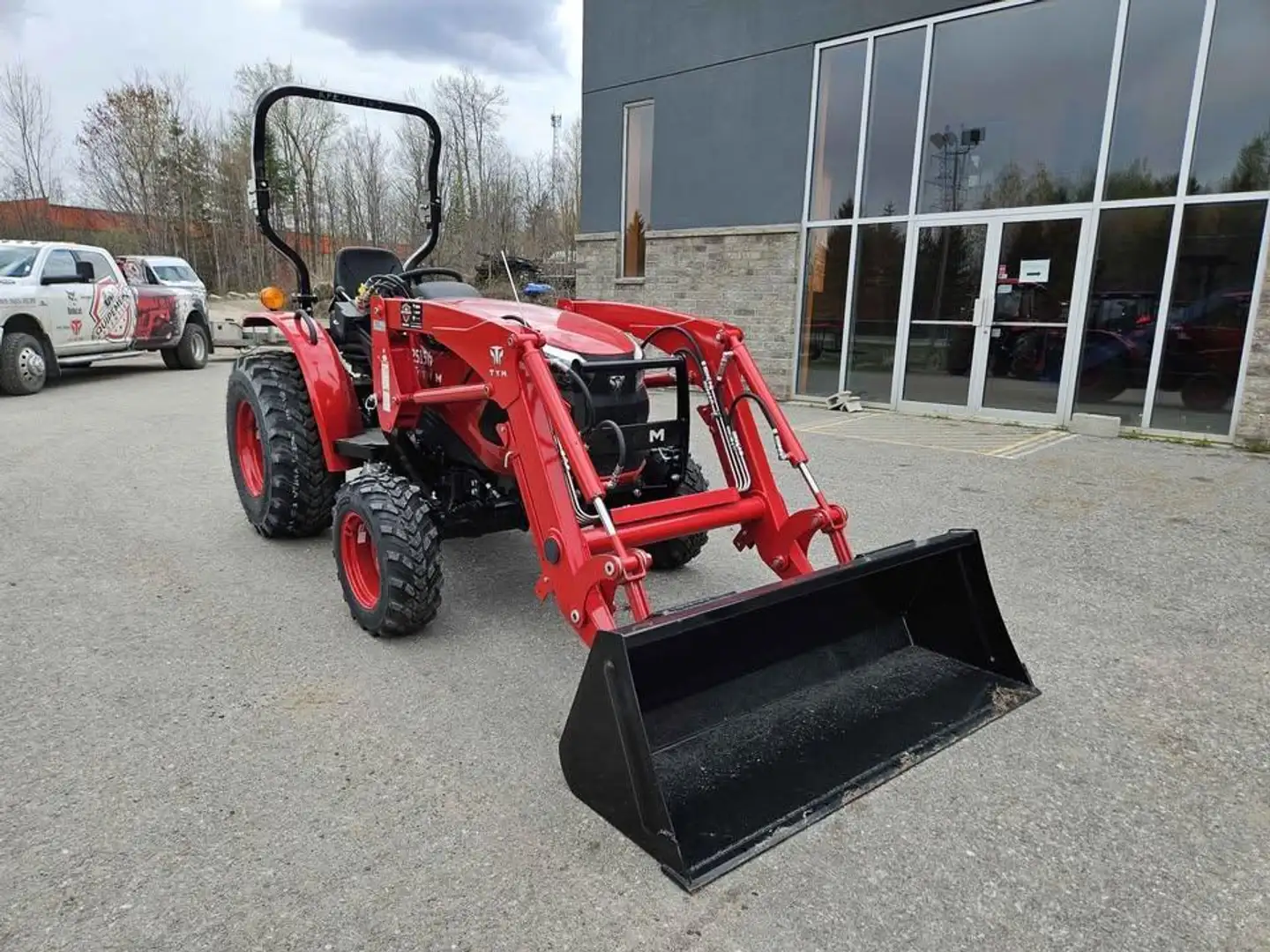 TYM Tractors 2026 | Tracteurs en vente chez Equipements Essentiels | L ...
