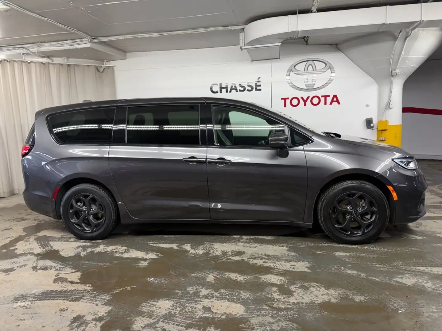 2022 Chrysler Pacifica | $ 31,900 | 81,997 km | Gas/Electric Hybrid ...