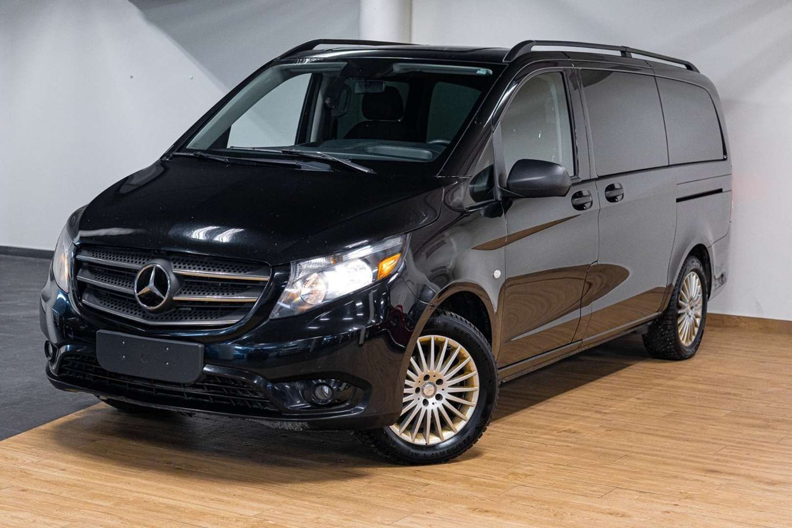 2018 Mercedes-Benz Metris Passenger Van | $ 28,599 | 128,300 km ...
