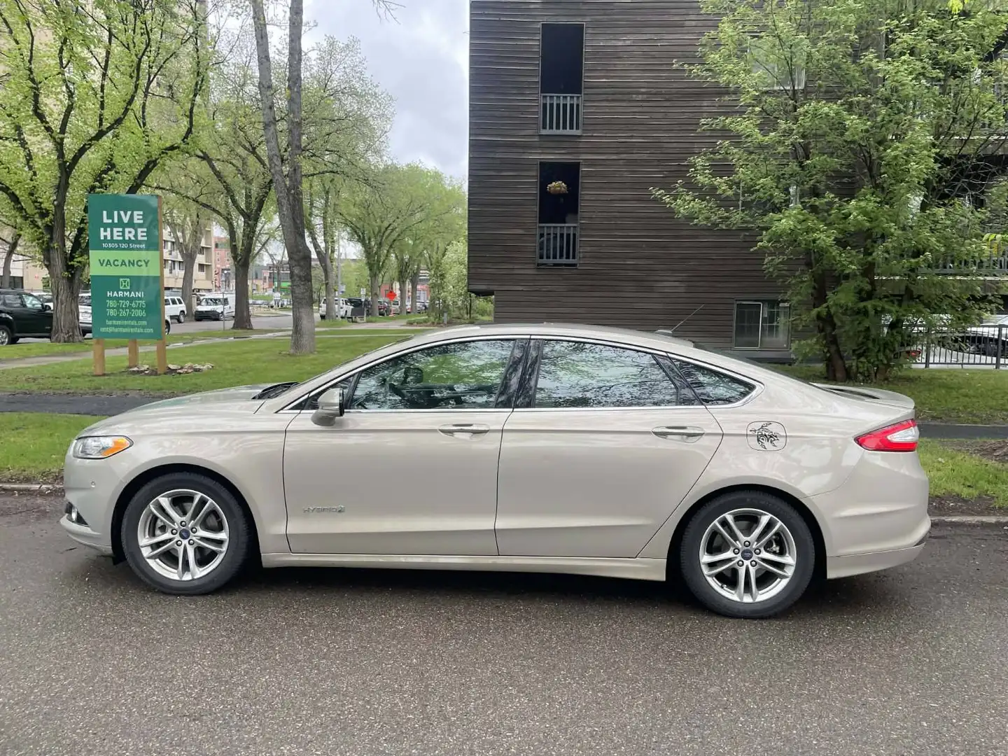 2015 Ford Fusion | $ 11,000 | 130,000 km | Gas/Electric Hybrid Sedan ...