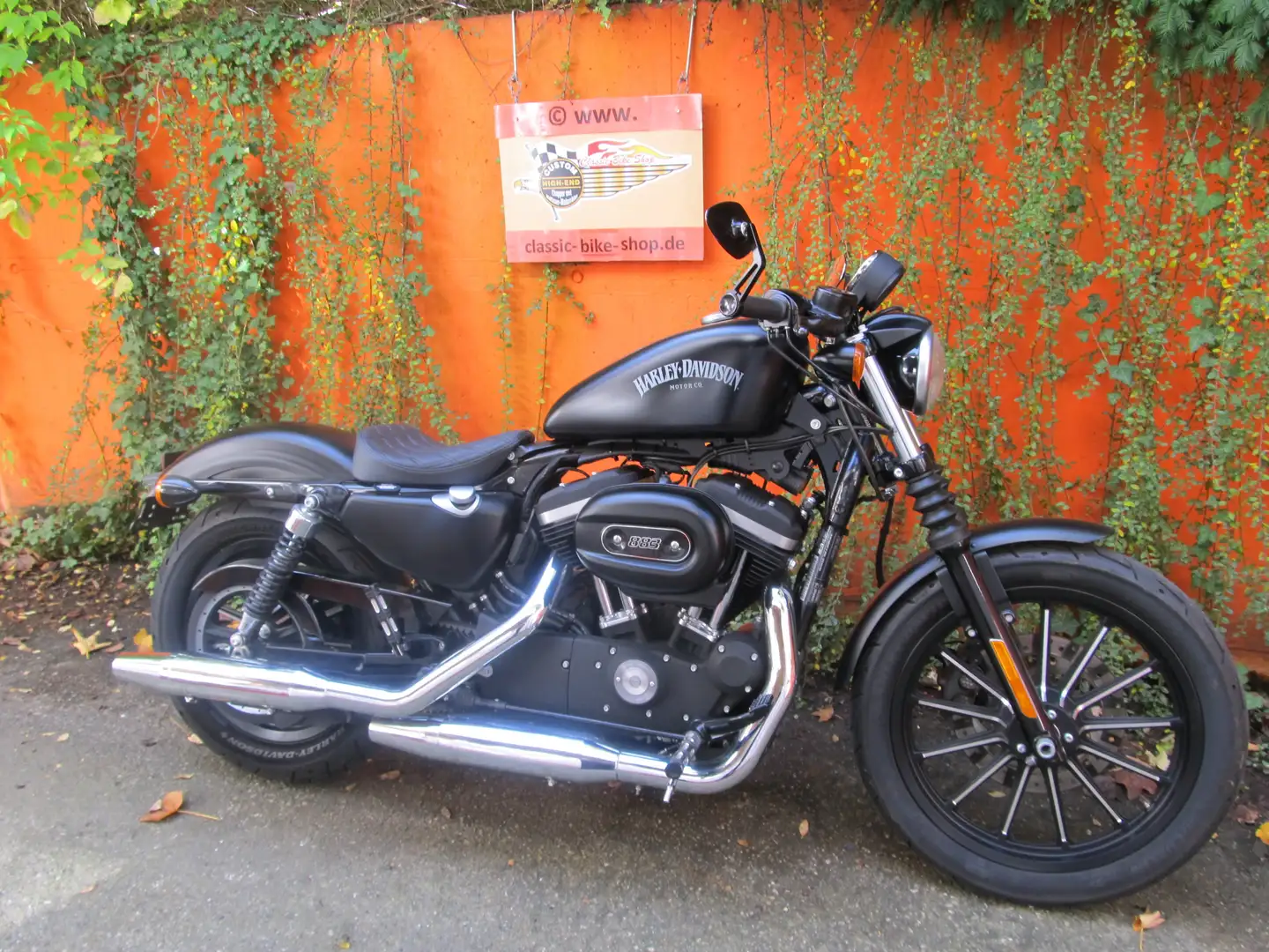 Harley-Davidson Sportster 883 Chopper/Cruiser in Schwarz gebraucht in Pfeffenhausen für € 9.190