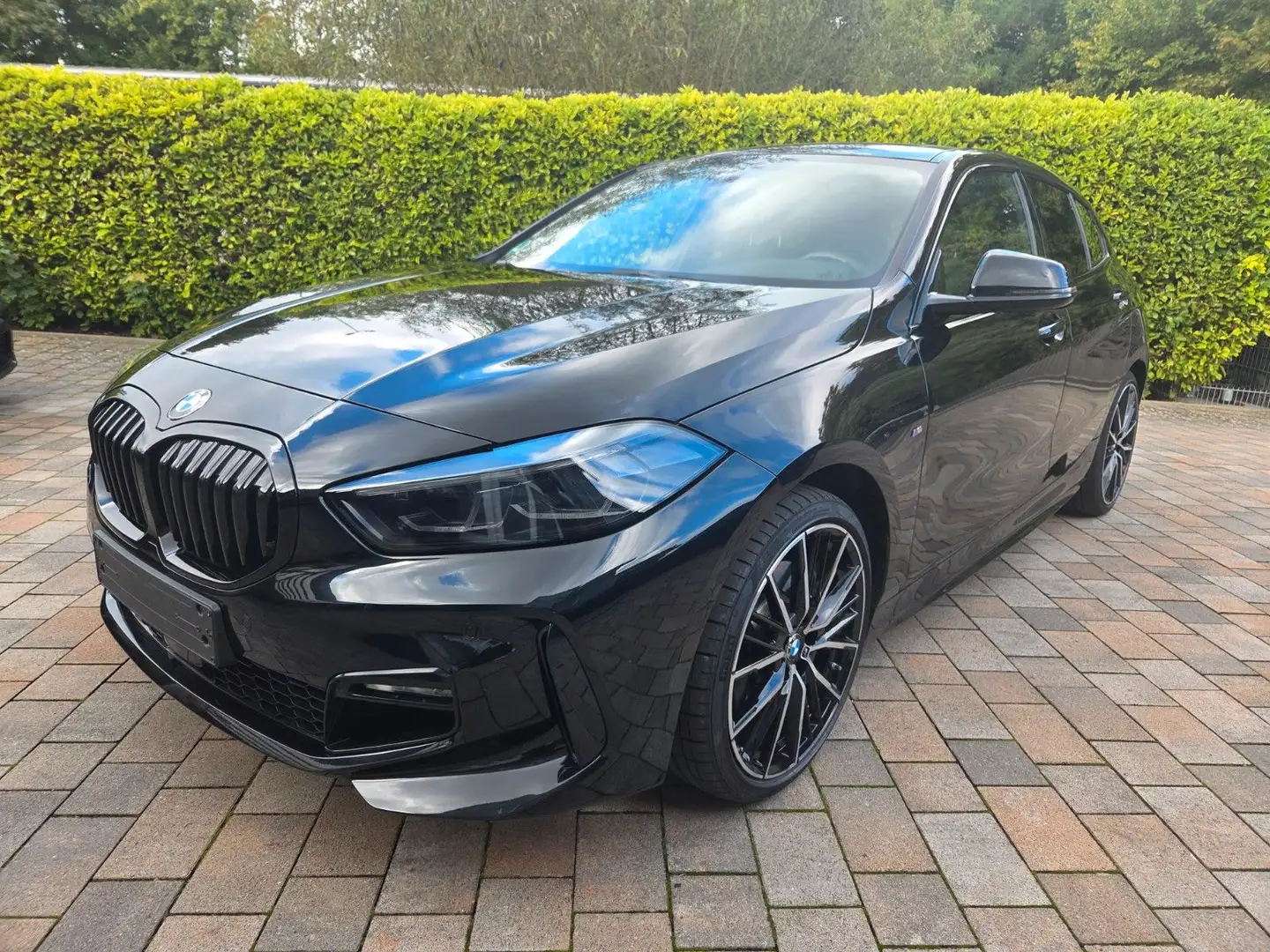 BMW 120 Limousine in Schwarz gebraucht in Harxheim für € 24.999