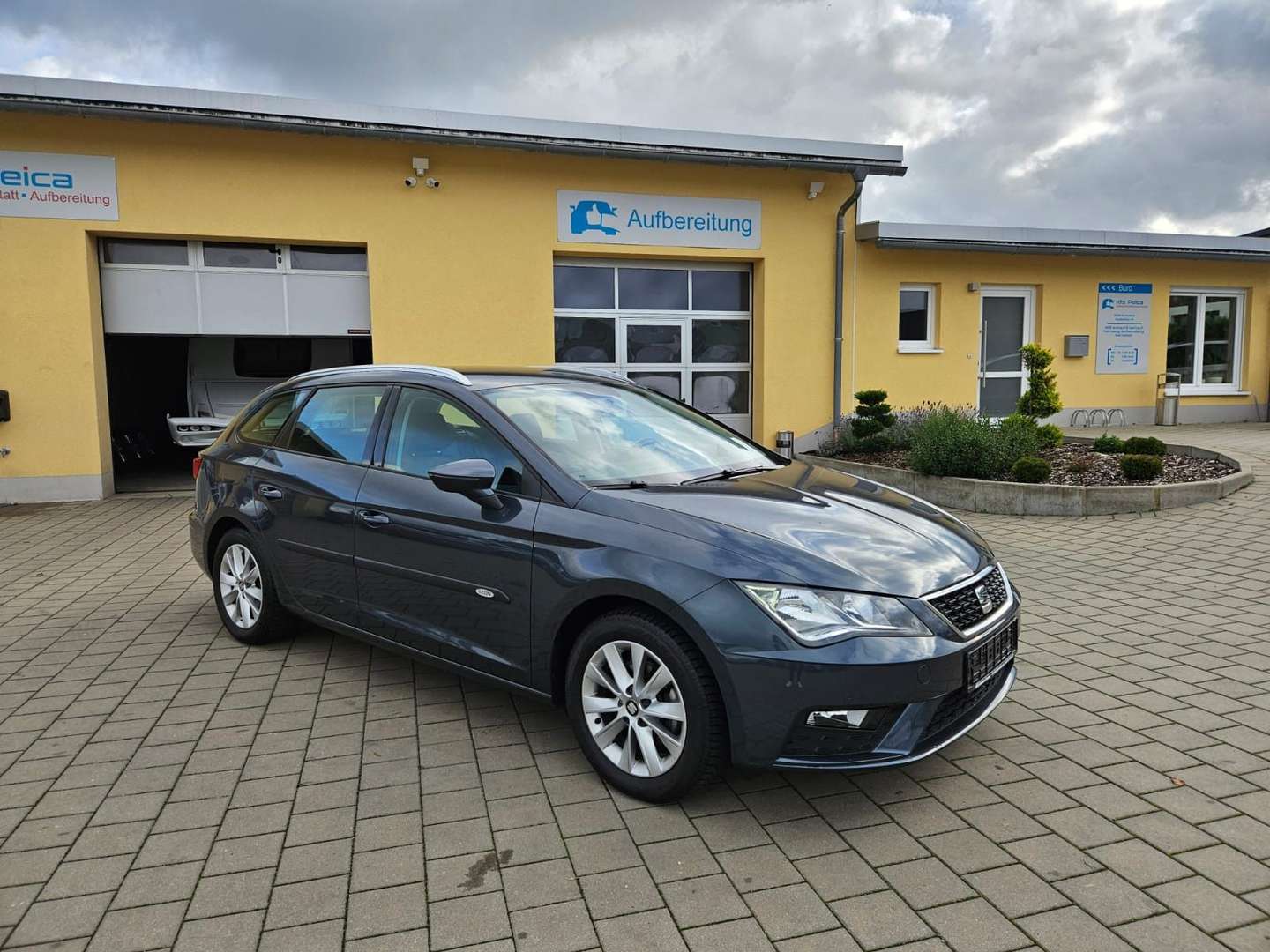 SEAT Leon Kombi in Grau gebraucht in Büchenbach für € 13.990