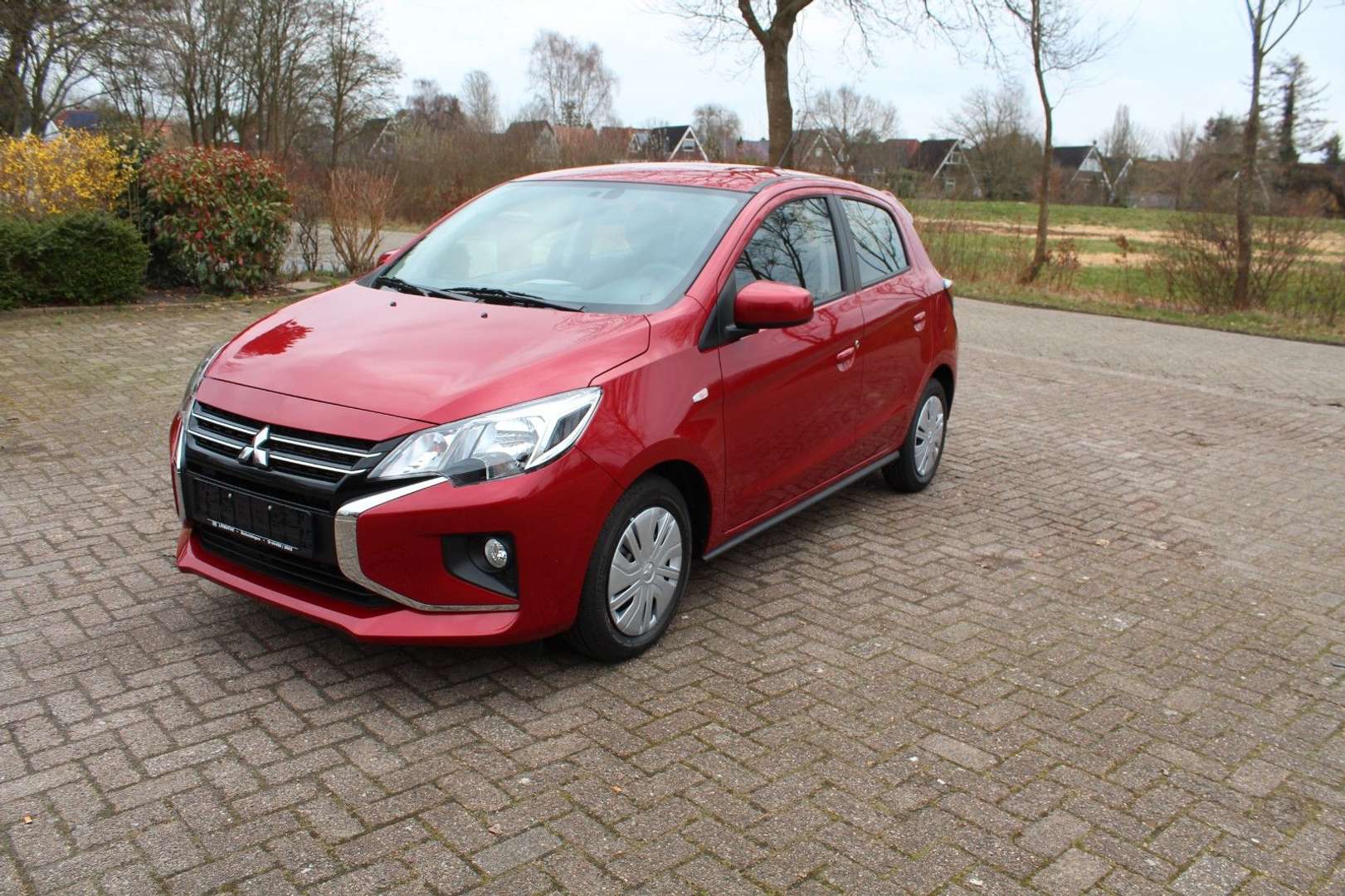 Mitsubishi Space Star Kleinwagen in Rot gebraucht in Saterland für € 14.900