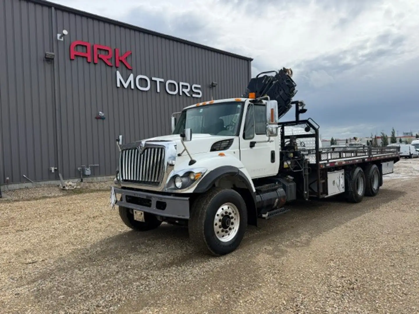 International 7400 2009 | 69 907 $ | 260 545 km | Godet/Bras articulé ...