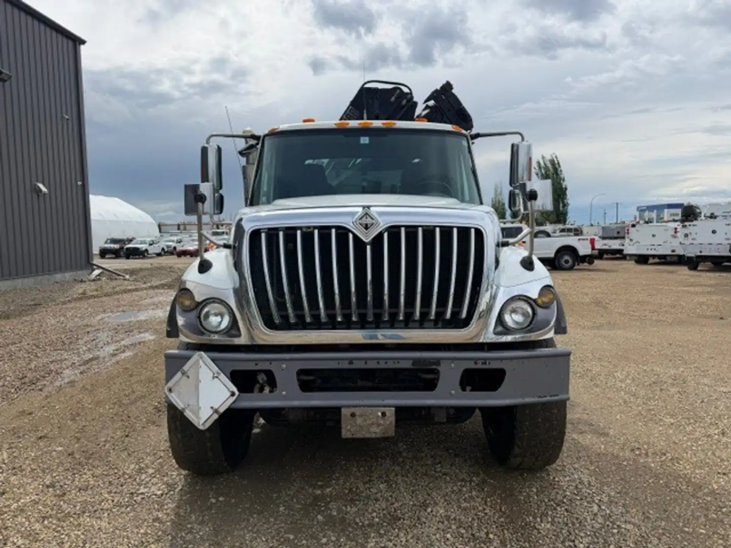 International 7400 2009 | 69 907 $ | 260 545 km | Godet/Bras articulé ...
