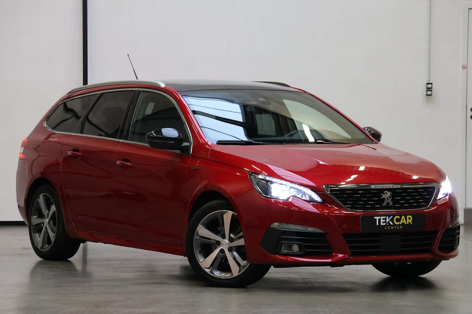 Peugeot 308 Break in Rood tweedehands in Ham voor € 12.400
