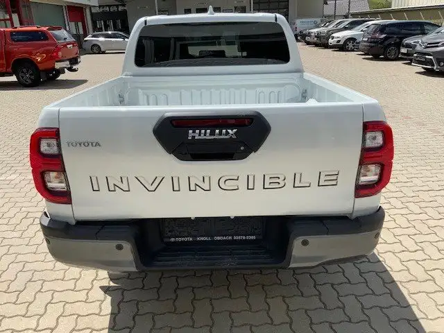 Gebrauchtwagenmarkt: Toyota Hilux 2,8D Double Cab Invincible 4x4 Mild ...