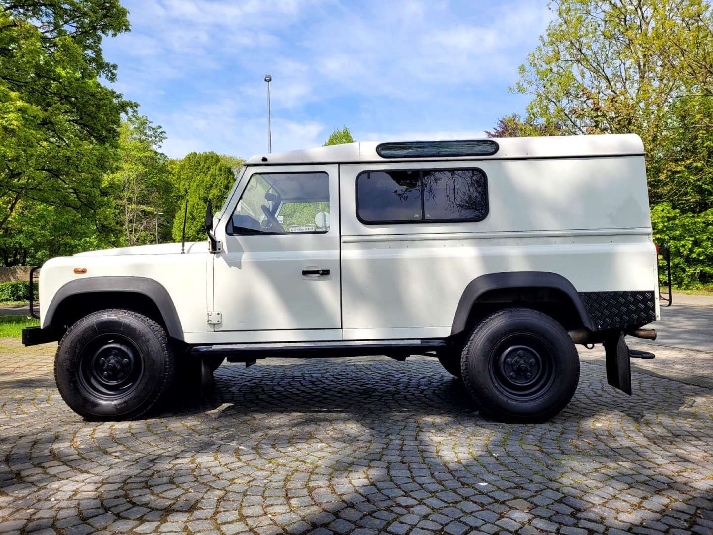 Land Rover Defender SUV/Geländewagen/Pickup in Weiß gebraucht in Groß ...