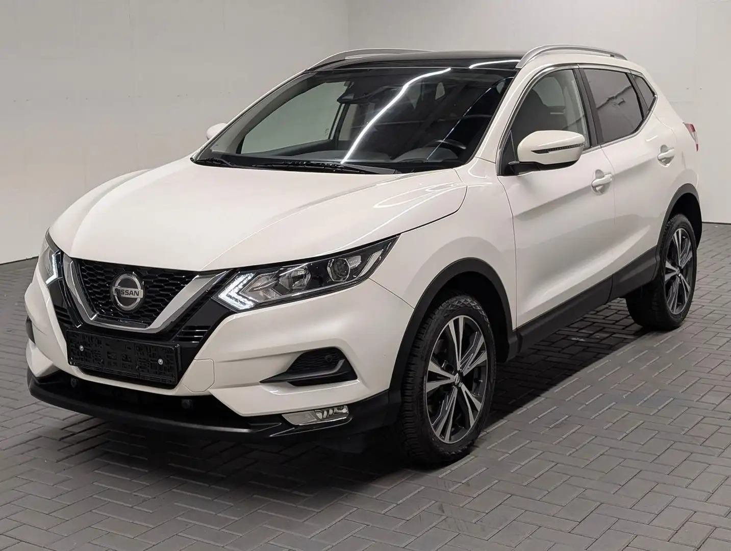 Nissan Qashqai SUV/Geländewagen/Pickup in Weiß gebraucht in Langenweddingen für € 17.480