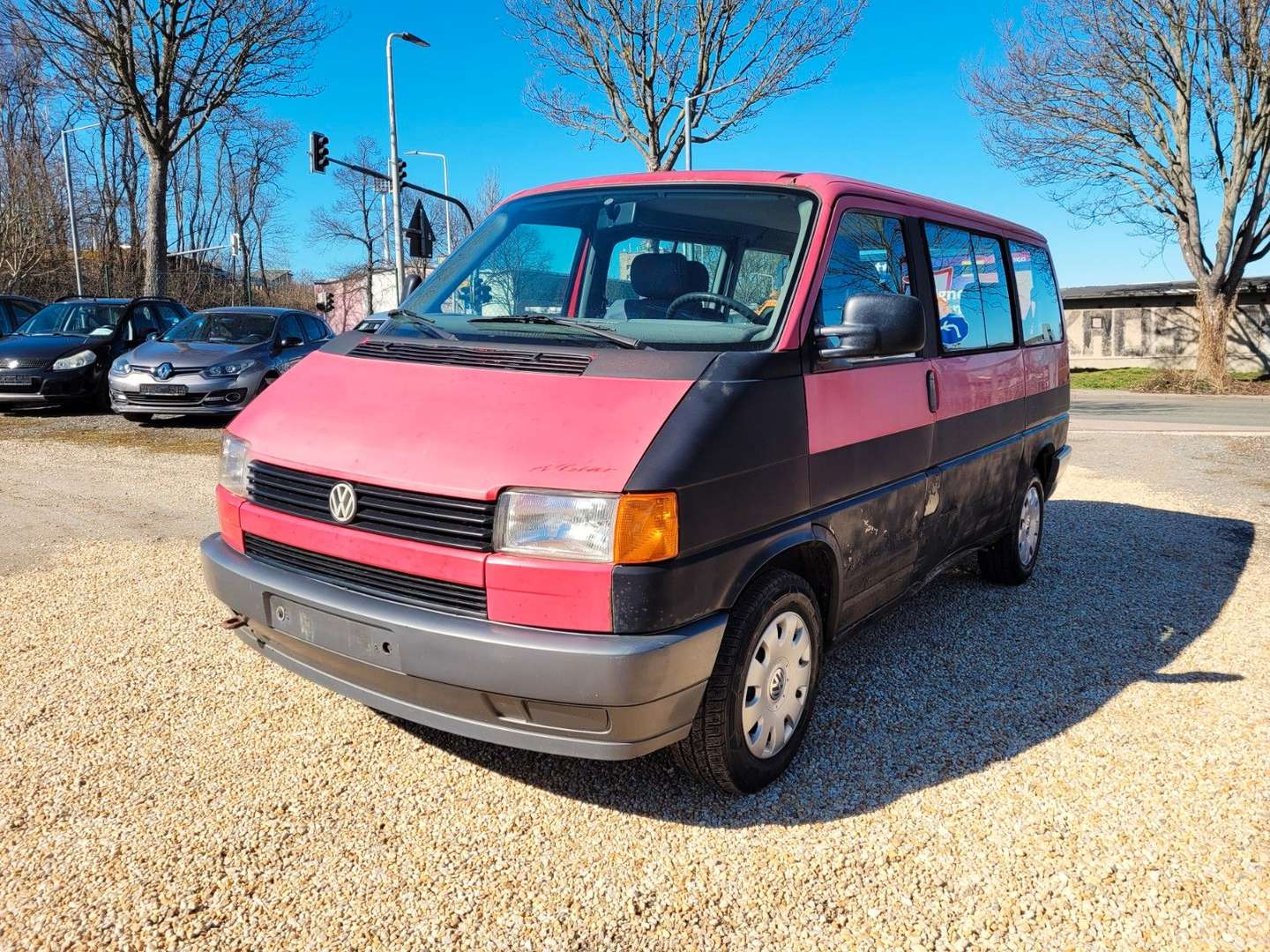 Volkswagen T4 Multivan Van/Kleinbus in Rot gebraucht in Zwickau für € 2.380