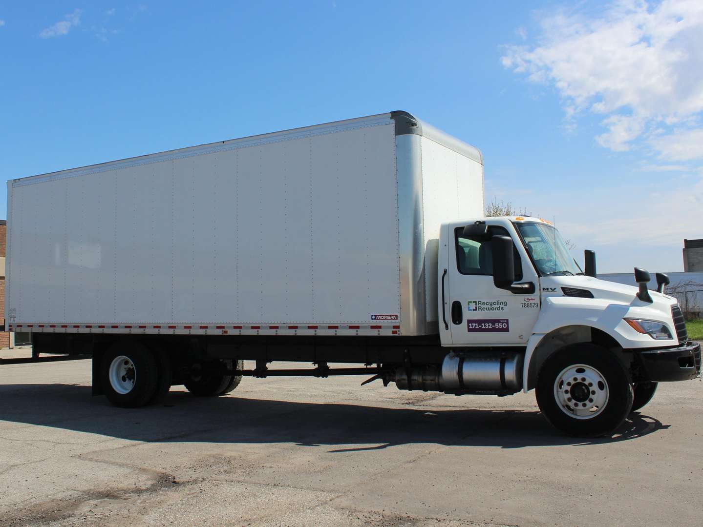2025 International MV607 (4×2) 26-ft Box Truck | $ 2,550 | 40,000 km ...