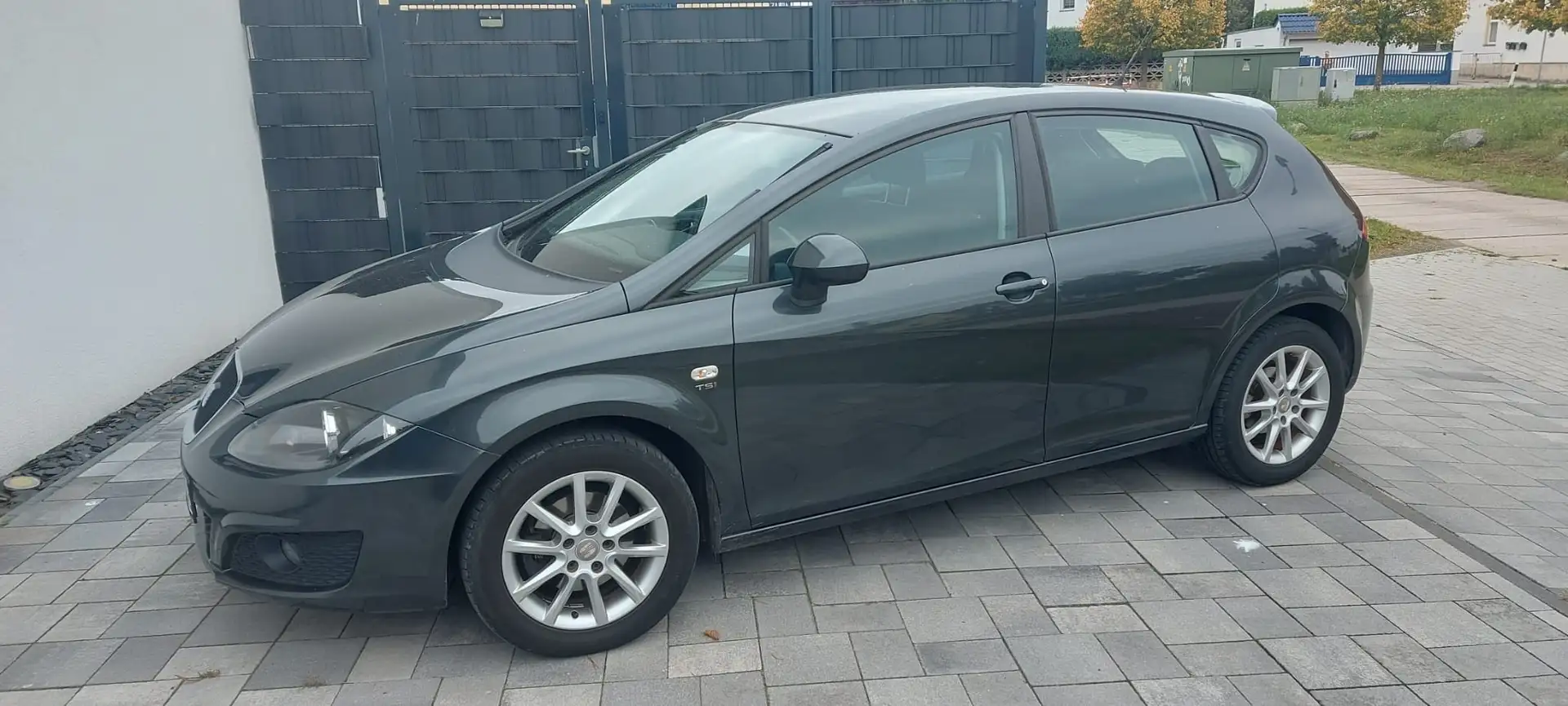 SEAT Leon Limousine in Grau gebraucht in Dessau für € 4.000