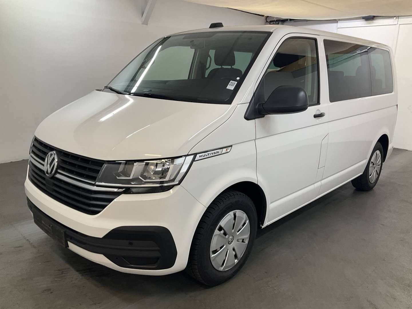 Volkswagen T6.1 Multivan Van/Kleinbus in Weiß gebraucht in Markkleeberg ...