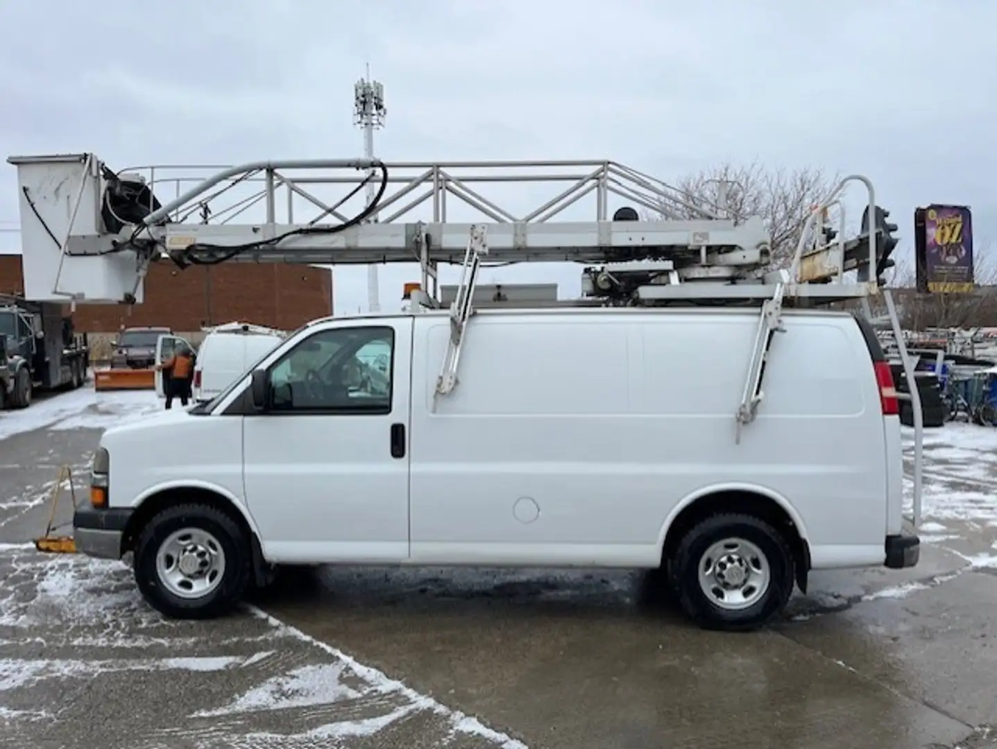 2012 Chevrolet Express 3500 | $ 29,990 | 180,000 km | Flex Fuel Minivan ...