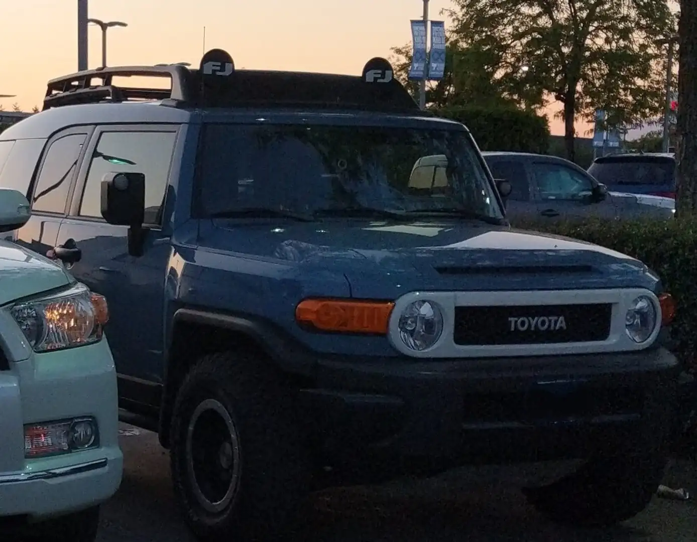 2014 Toyota FJ Cruiser | $ 68,000 | 30,000 km | Gasoline Pick-up Truck ...