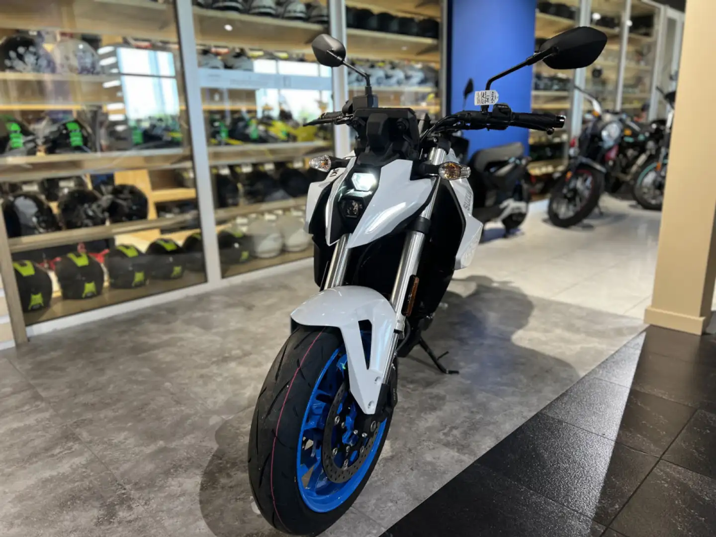 Suzuki GSX 8S Naked Bike in Wit nieuwe in Limerlé voor € 8.099
