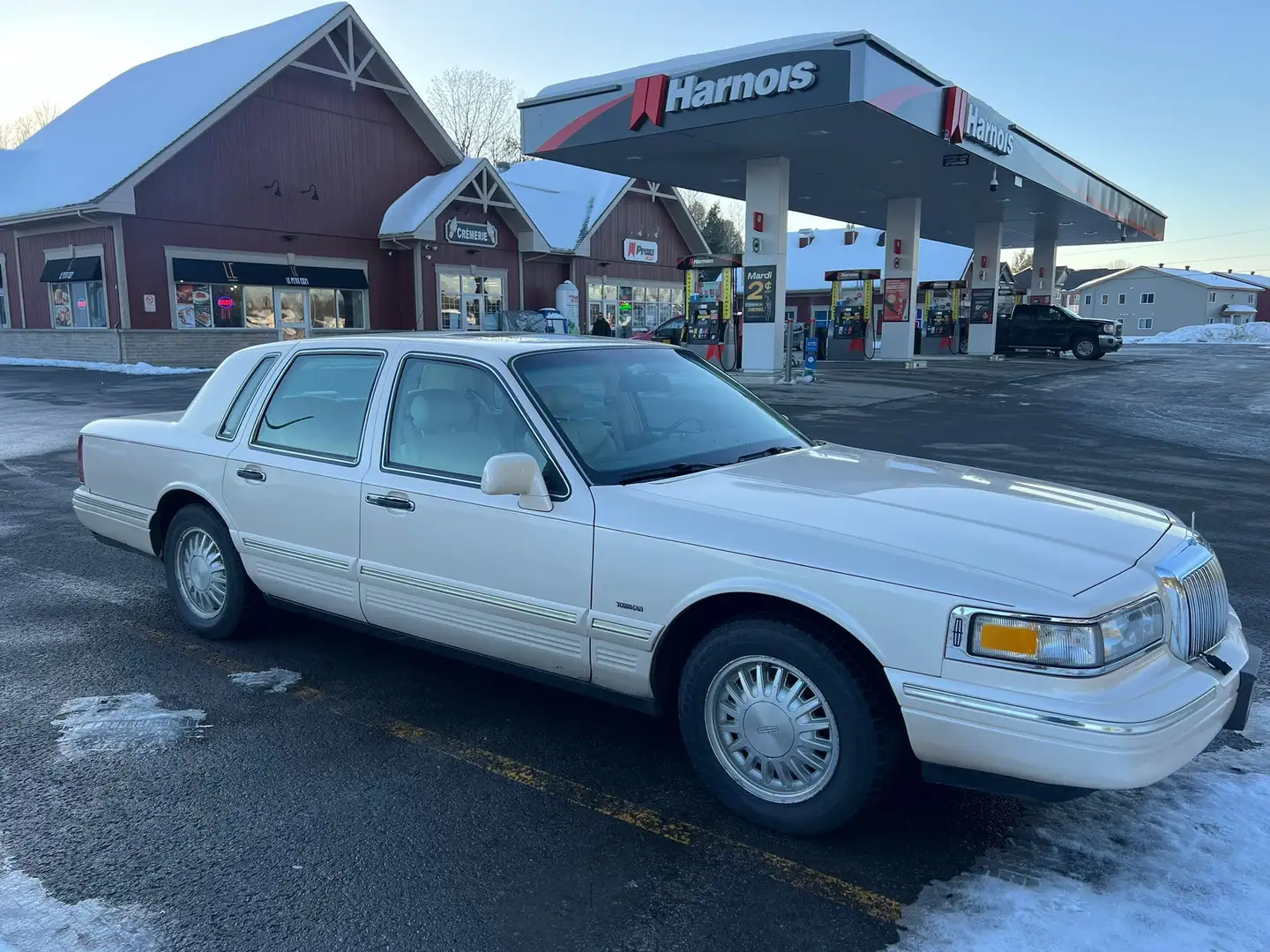 1997 Lincoln Town Car | $ 12,000 | 85,000 km Others for sale by Private ...